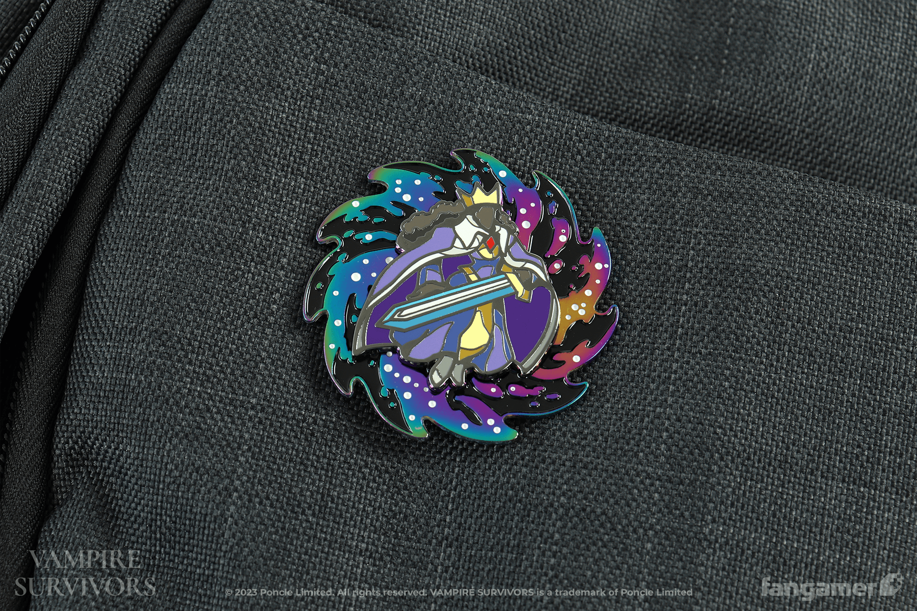 「Vampire Survivors」－ クイーンシグマ 回転ピンバッジ - Fangamer Japan